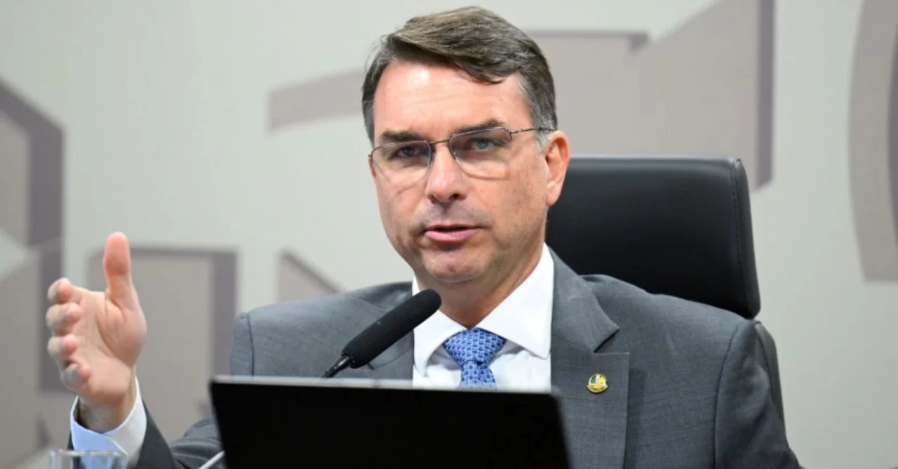 Flávio Bolsonaro apresenta PEC para acabar com reeleição de presidente ...